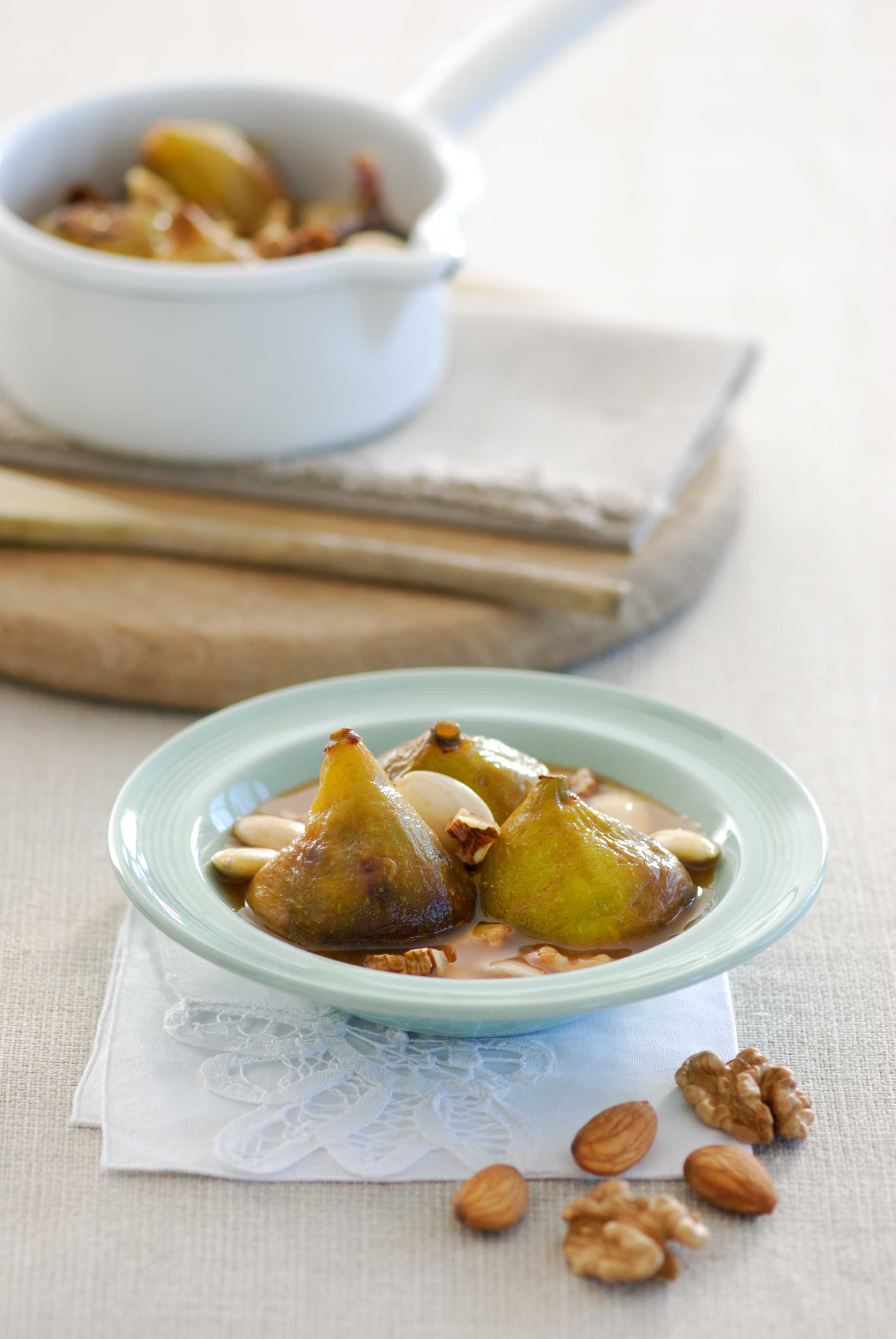 Figs with cinnamon, almonds and walnuts
